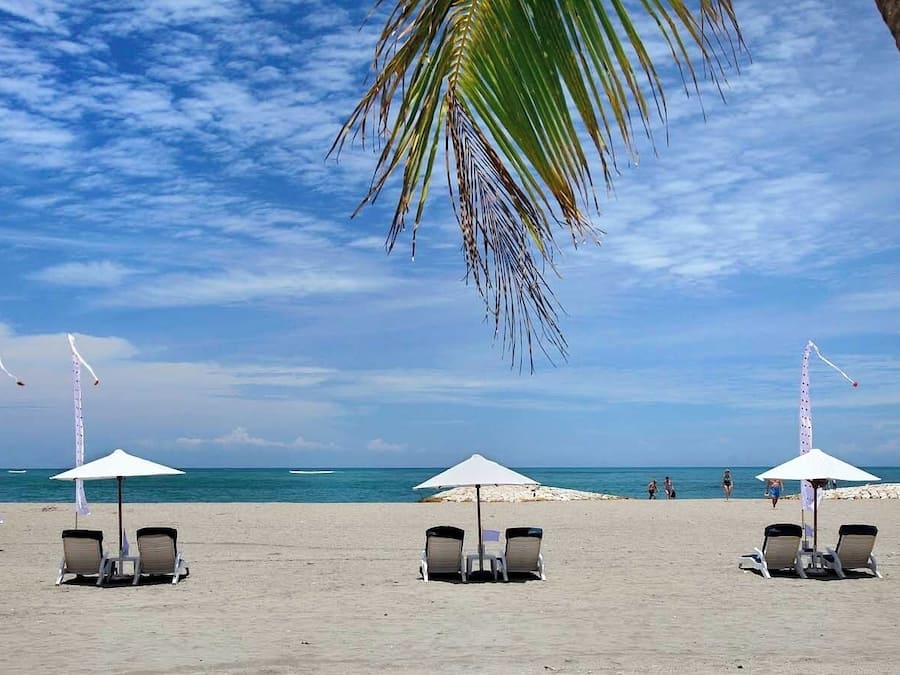 Uma praia privada, espreguiçadeiras, guarda-sóis de praia