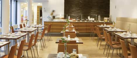 Café da manhã com buffet todos os dias (EUR 20 por pessoa)