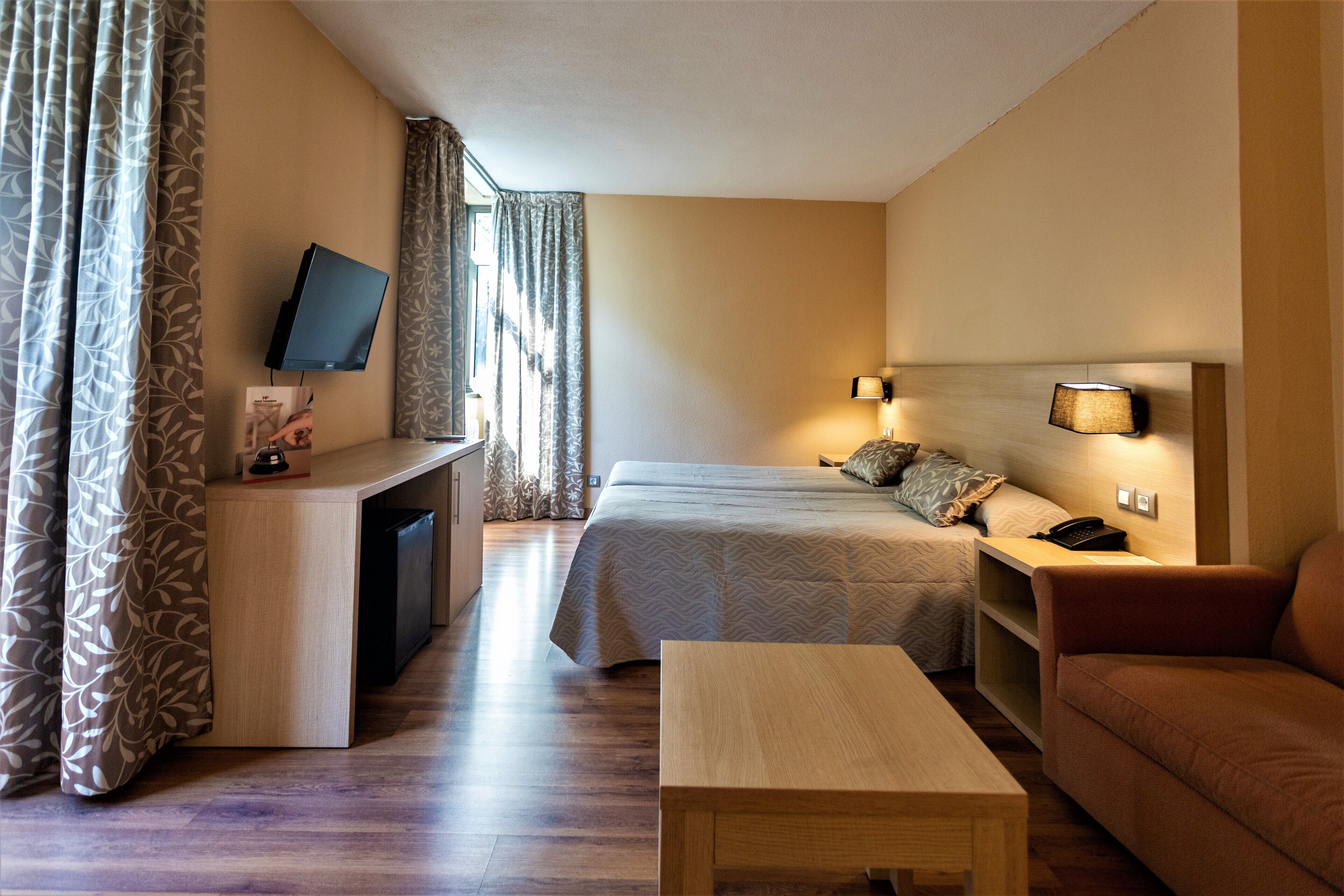 Minibar, cofre no quarto, secretária 