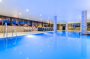 Piscina interna, funciona das 9h às 21h, espreguiçadeiras