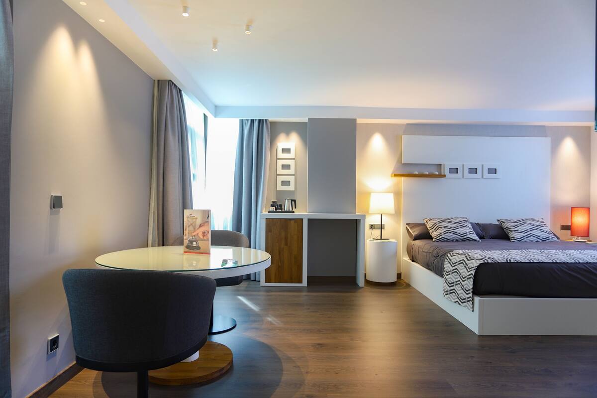 Suite Júnior | Minibar, cofre no quarto, secretária 