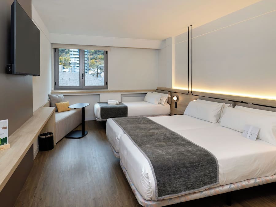 Minibar, cofre no quarto, secretária