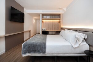 Frigobar, cofres nos quartos, escrivaninha, quartos à prova de som