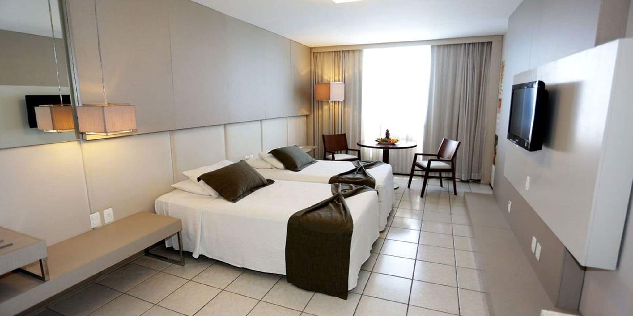 Minibar, cofre no quarto, secretária, cortinas/cortinados opacos 