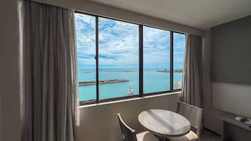 Quarto Duplo Deluxe | Minibar, cofre no quarto, secretária, cortinas/cortinados opacos