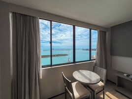 Quarto Duplo Deluxe | Minibar, cofre no quarto, secretária, cortinas/cortinados opacos 