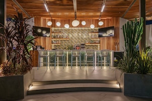 Este bar no lobby do hotel, junto à piscina, aberto diariamente