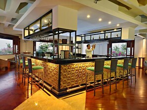 2 bares/lounges, um bar à beira da piscina, um bar junto à piscina 