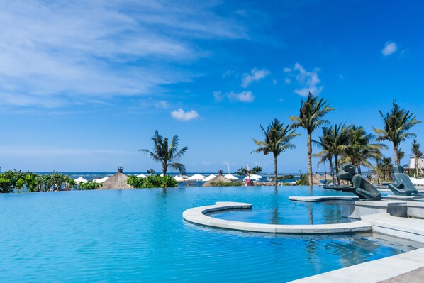 6 piscinas exteriores, da(s) 7:00 à(s) 21:00, toldos gratuitos 