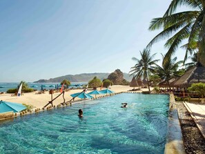 3 piscinas exteriores, espreguiçadeiras 