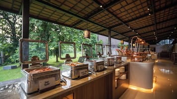 Pequenos-almoços, almoços, jantares servidos, com vista para o jardim