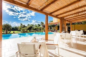 Pequenos-almoços e jantares servidos, junto à piscina 