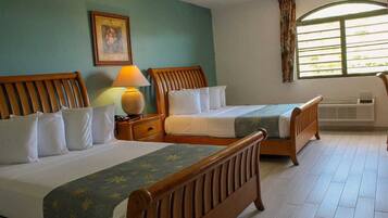 Double Room | Camas de colchão viscoelástico, cofre com capacidade para portátil