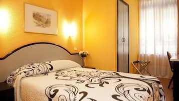 Roupa hipoalergénica, cofre no quarto, secretária