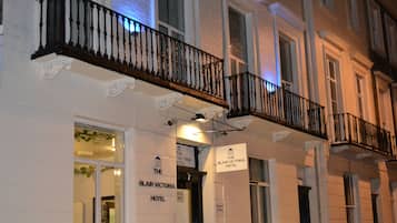 Fachada da propriedade à noite