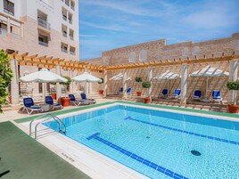 Piscina externa, funciona das 6h às 22h, guarda-sóis, espreguiçadeiras