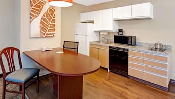 Geladeira grande, micro-ondas, cooktop, lava-louças