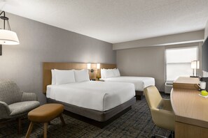 Edredões de penas, cofre no quarto, secretária 