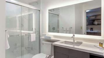 Quarto Standard, 1 cama queen-size, não fumadores, cozinha (Full Kitchen) | Casa de banho | Um polibã, um secador de cabelo, toalhas fornecidas