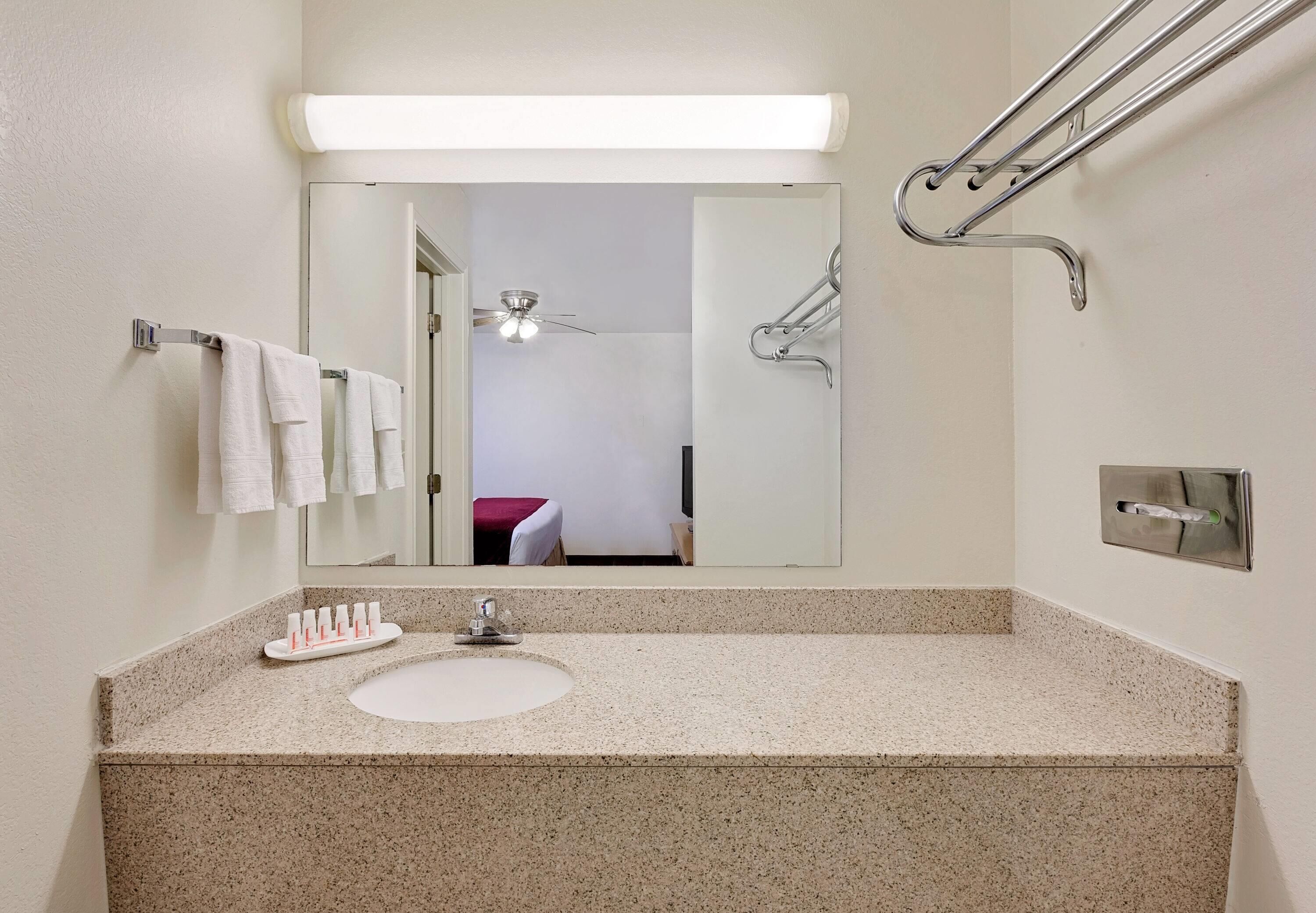 Um polibã, artigos de higiene pessoal grátis, um secador de cabelo 