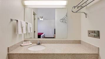 Um polibã, artigos de higiene pessoal grátis, um secador de cabelo