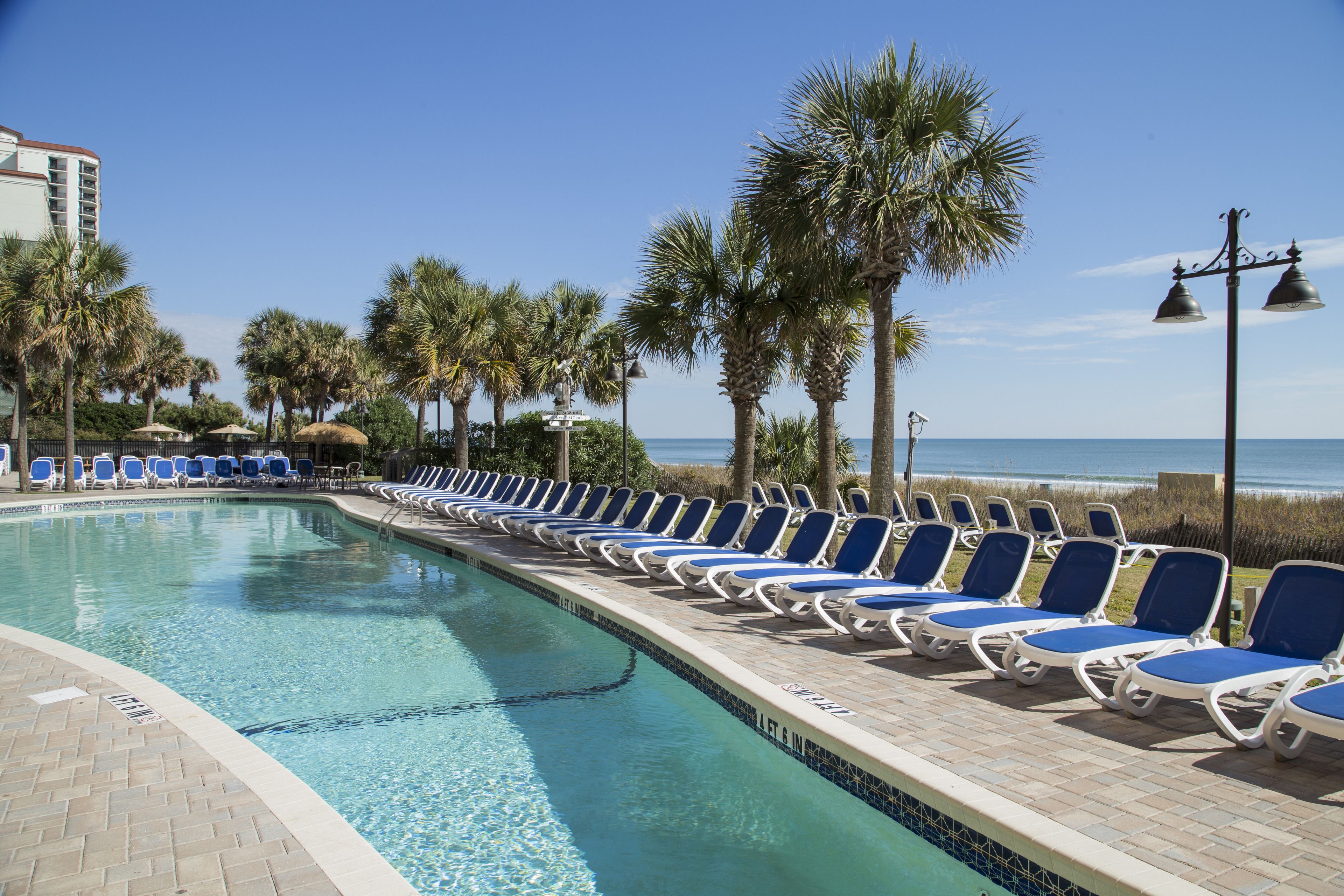 Piscina interior, piscina exterior, espreguiçadeiras 