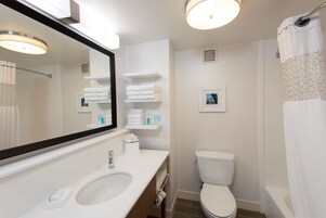 Quarto, 2 camas queen-size, não fumadores | Casa de banho | Uma combinação polibã/banheira, artigos de higiene pessoal grátis 