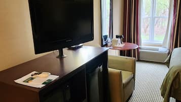 Quarto standard, 2 camas Queen, para não fumantes | Escrivaninha, espaço de trabalho para notebook