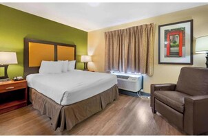 Quarto, 1 cama King, para não fumantes, cozinha (Shower) | Escrivaninha, ferros/tábuas de passar roupa, Wi-Fi de cortesia