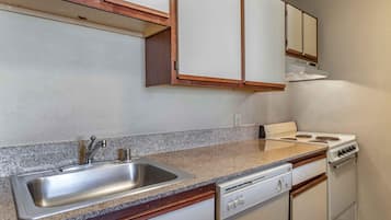 Cafeteira/chaleira, geladeira grande, micro-ondas, cooktop