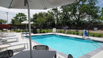 Piscina exterior sazonal