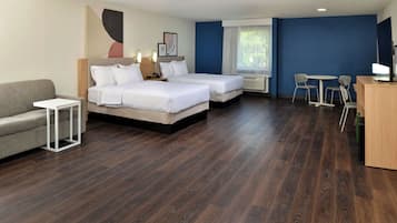 Quarto (2 Queen Beds with Sofabed) | Área de estar | Smart TV 50 polegadas com canais a cabo