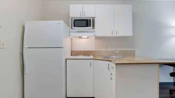 Estúdio, 1 cama king-size, não fumadores | Cozinha privada | Um frigorífico/congelador grande, um micro-ondas, uma placa de cozinha