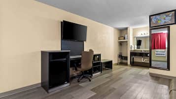 Suite, 1 cama king-size e sofá-cama, não fumadores | Cofre no quarto, secretária, ferro/tábua de engomar, Wi-fi grátis