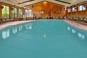 Piscina interna, espreguiçadeiras