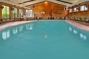 Piscina interna, espreguiçadeiras