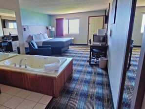 Quarto standard, 1 cama King, banheira de imersão, vista para o lago | 1 quarto, ferros/tábuas de passar roupa, Wi-Fi de cortesia