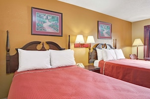 Cofres nos quartos, escrivaninha, espaço de trabalho para notebook