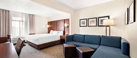 Edredões de penas, cofre no quarto, secretária