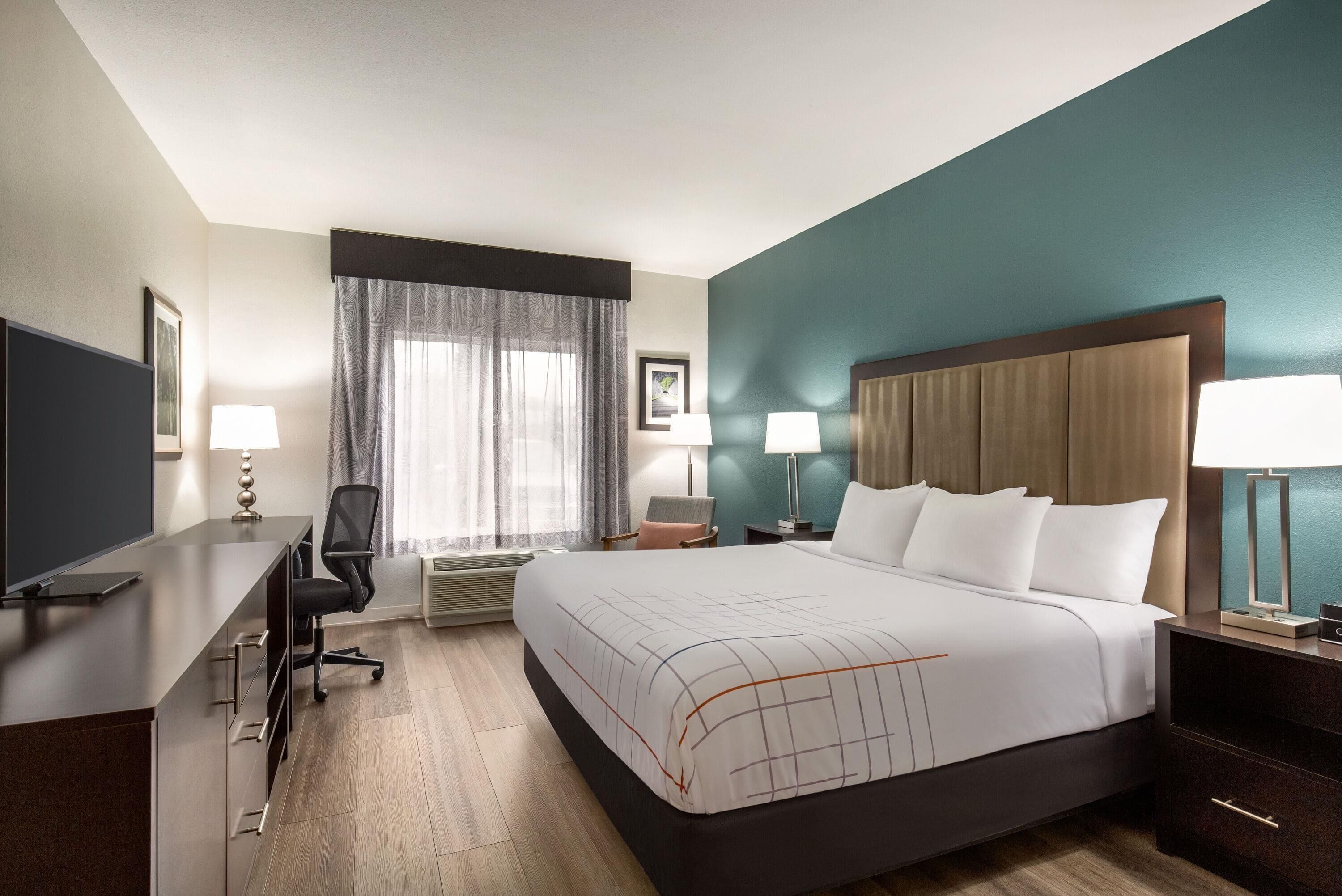 Quarto, 2 camas queen-size, acessível, banheira (Mobility/Hearing, Grab bars) | Roupa de alta qualidade, secretária, ferro/tábua de engomar 