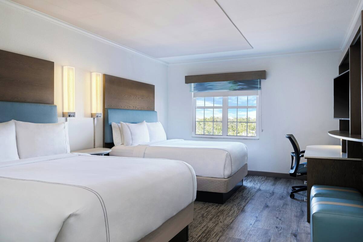 Quarto Standard, 2 camas queen-size, vista para o lago | Roupa de alta qualidade, cortinas/cortinados opacos 