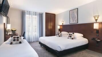 Quarto Deluxe, várias camas, não fumadores (Twin bed on request) | Roupa de alta qualidade, camas de colchão pillowtop, cofre no quarto