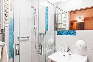 Quarto casal clássico, 1 cama de casal | Banheiro | Chuveiro, secador de cabelo, toalhas de banho 