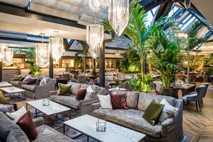 2 restaurantes, pequenos-almoços servidos, cozinha britânica 