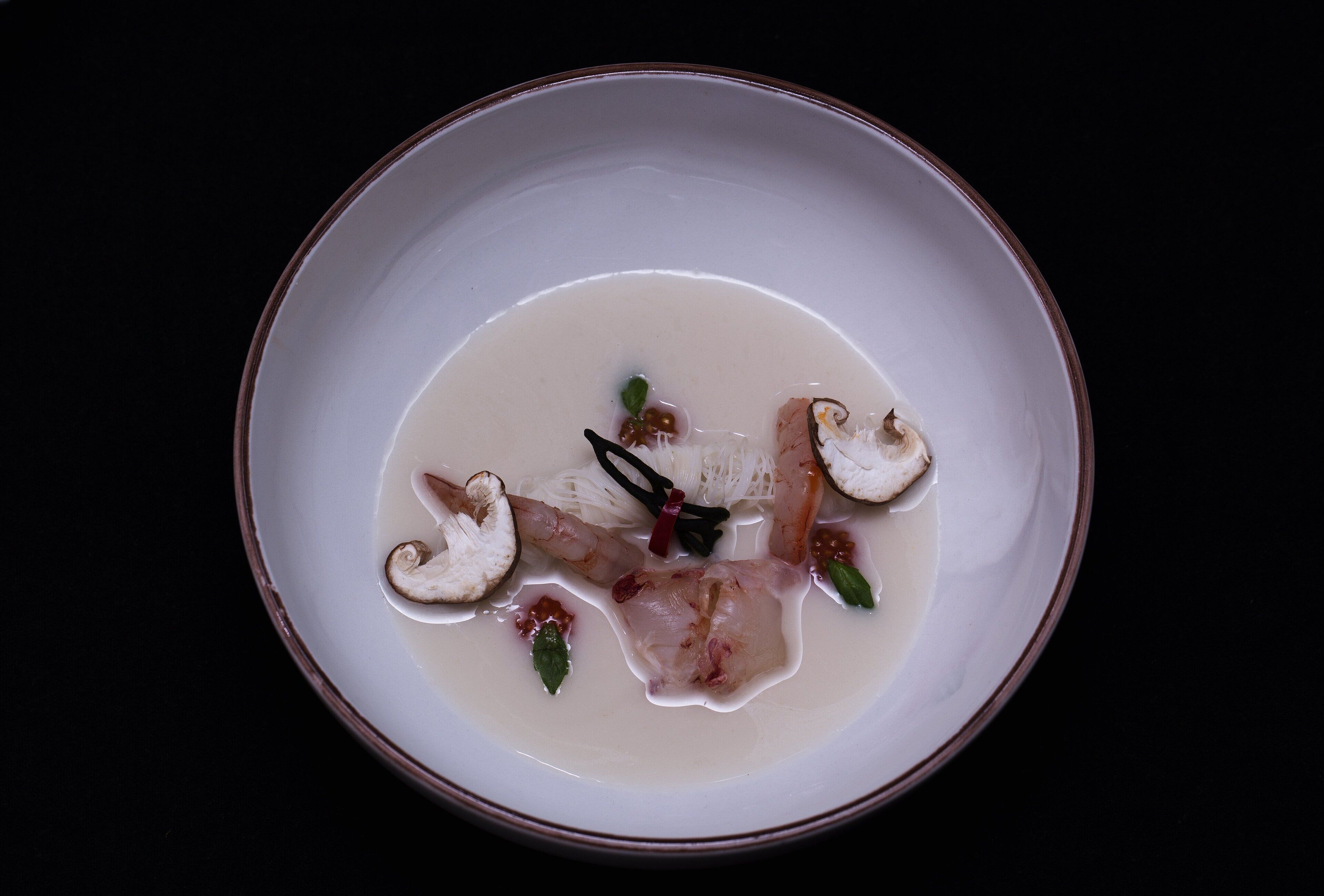 Uma tigela de sopa com diversos ingredientes.