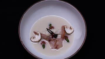 Uma tigela de sopa com diversos ingredientes.