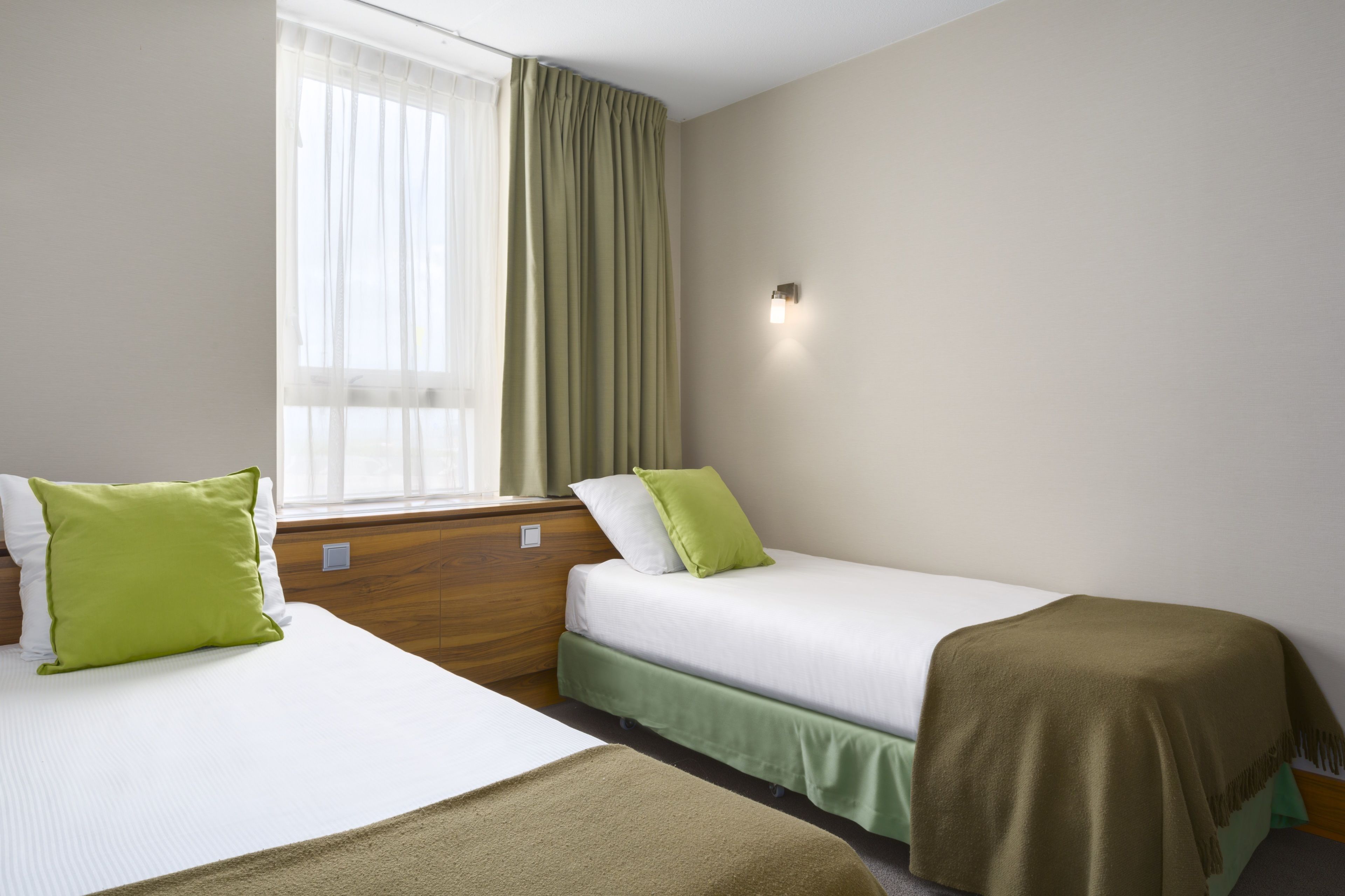 Minibar, cofre no quarto, secretária, cortinas/cortinados opacos 