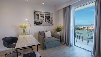 Suíte júnior, 1 cama King, vista para o mar | Frigobar, cofres nos quartos, escrivaninha