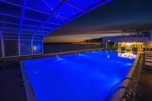 Piscina interior, espreguiçadeiras