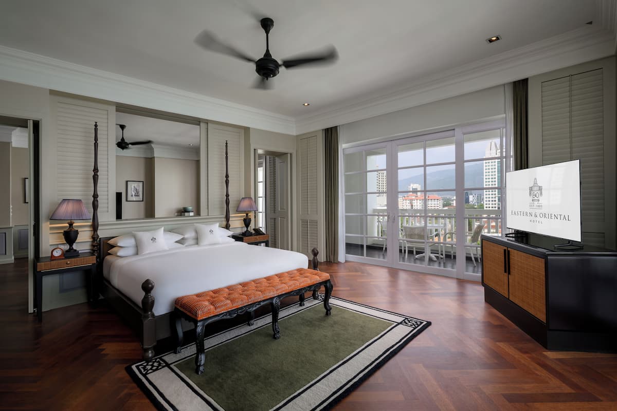 Quarto (Corner Suite) | 1 quarto, frigobar, cofres nos quartos, cortinas blackout